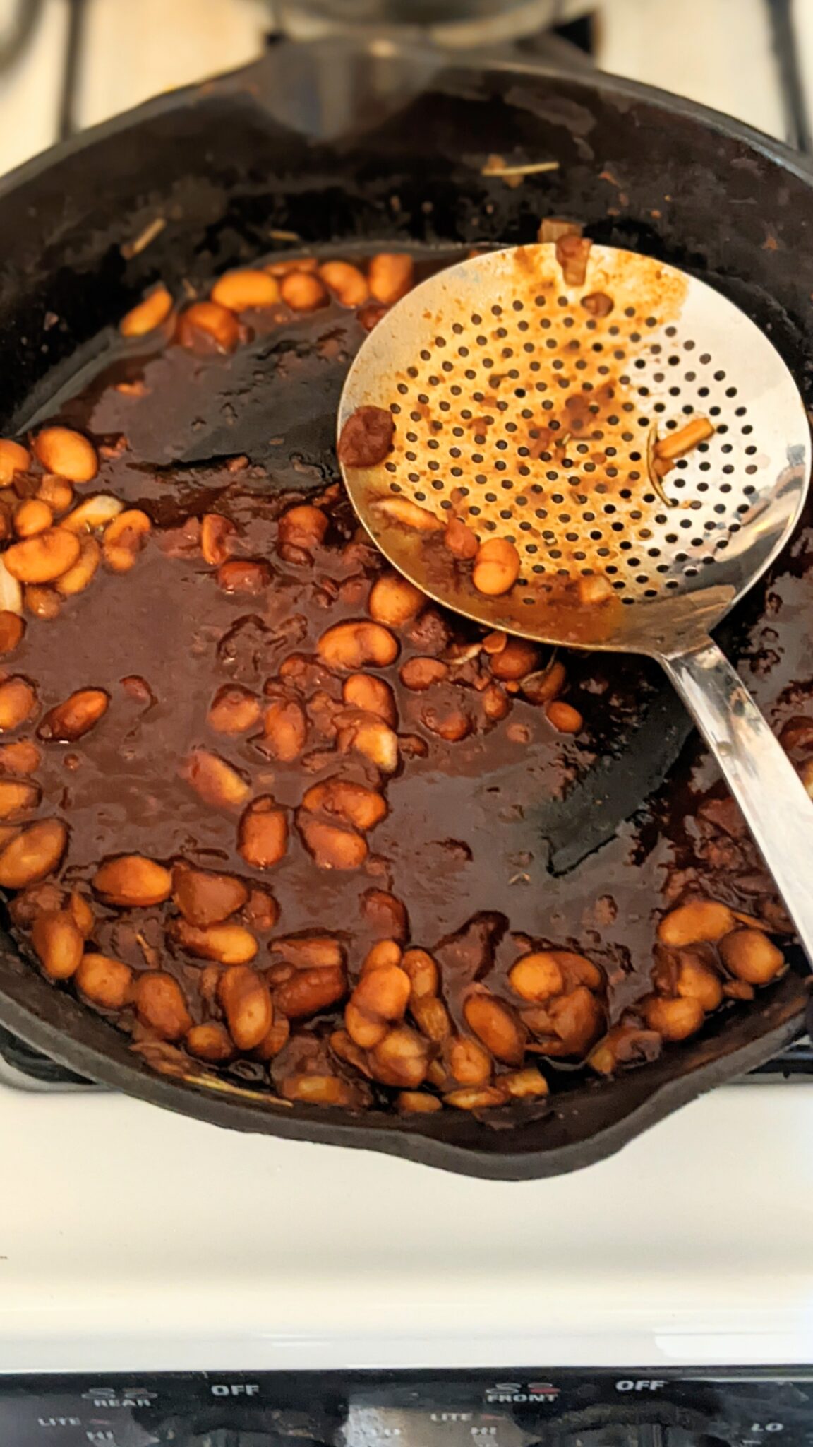 How to Make Vegan Baked Beans in Cast Iron - Embracing The Home