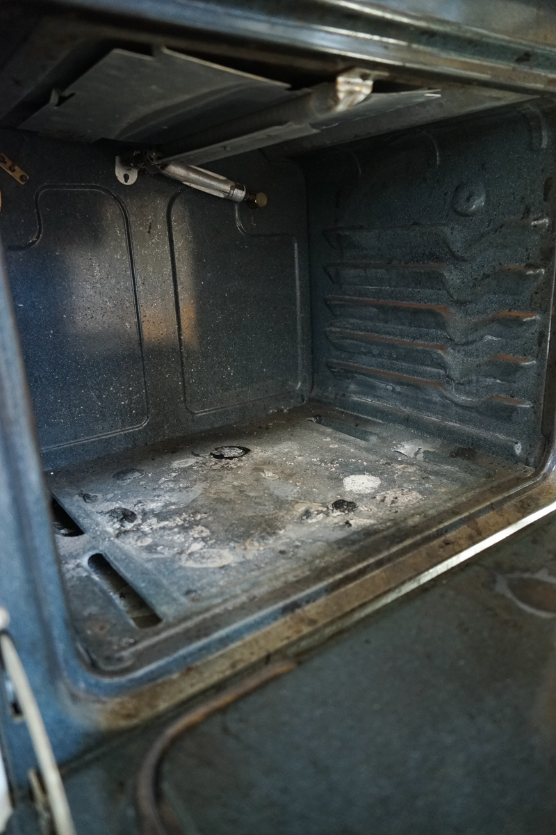 How To Easily Clean Your Oven - Embracing The Home